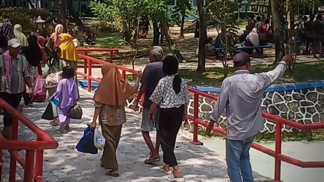Ribuan Pengunjung Banjiri Wisata Banyu Panas Palimanan