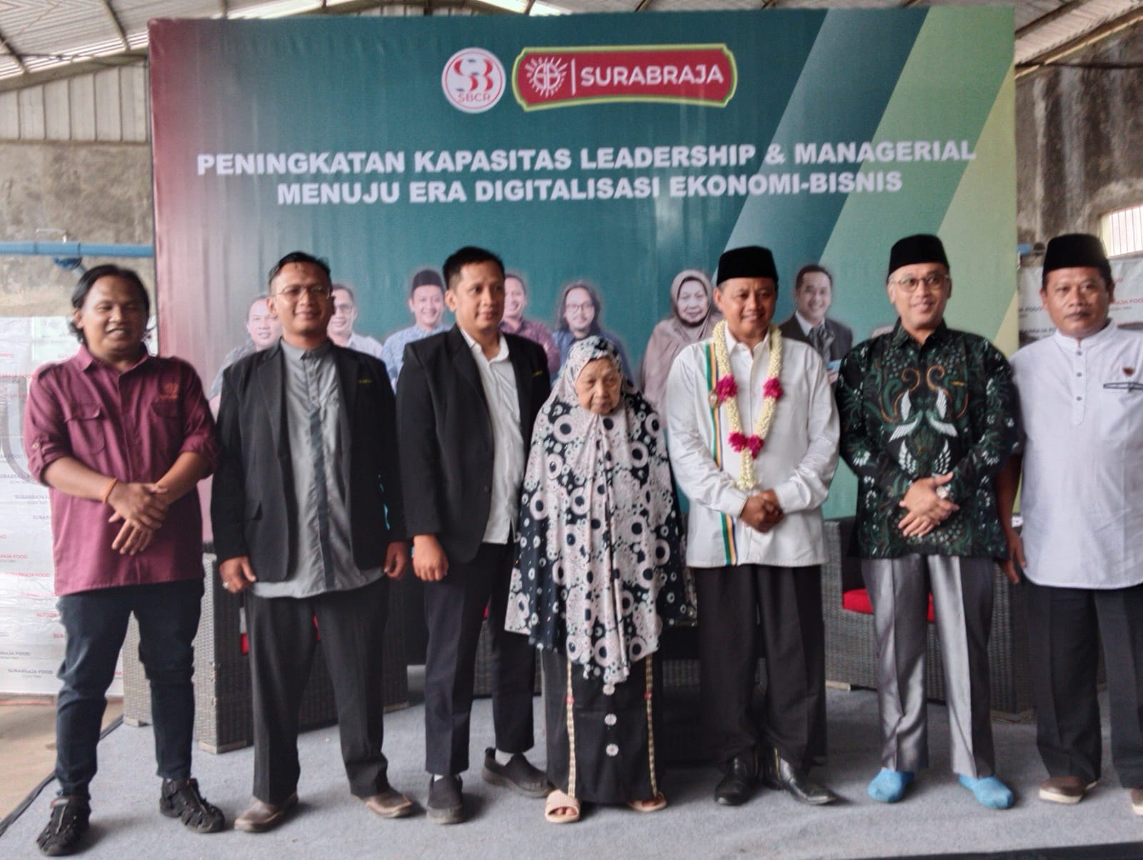 Pekerja Pabrik Kecap dan Saos Surabraja 100 Lokal Cirebon