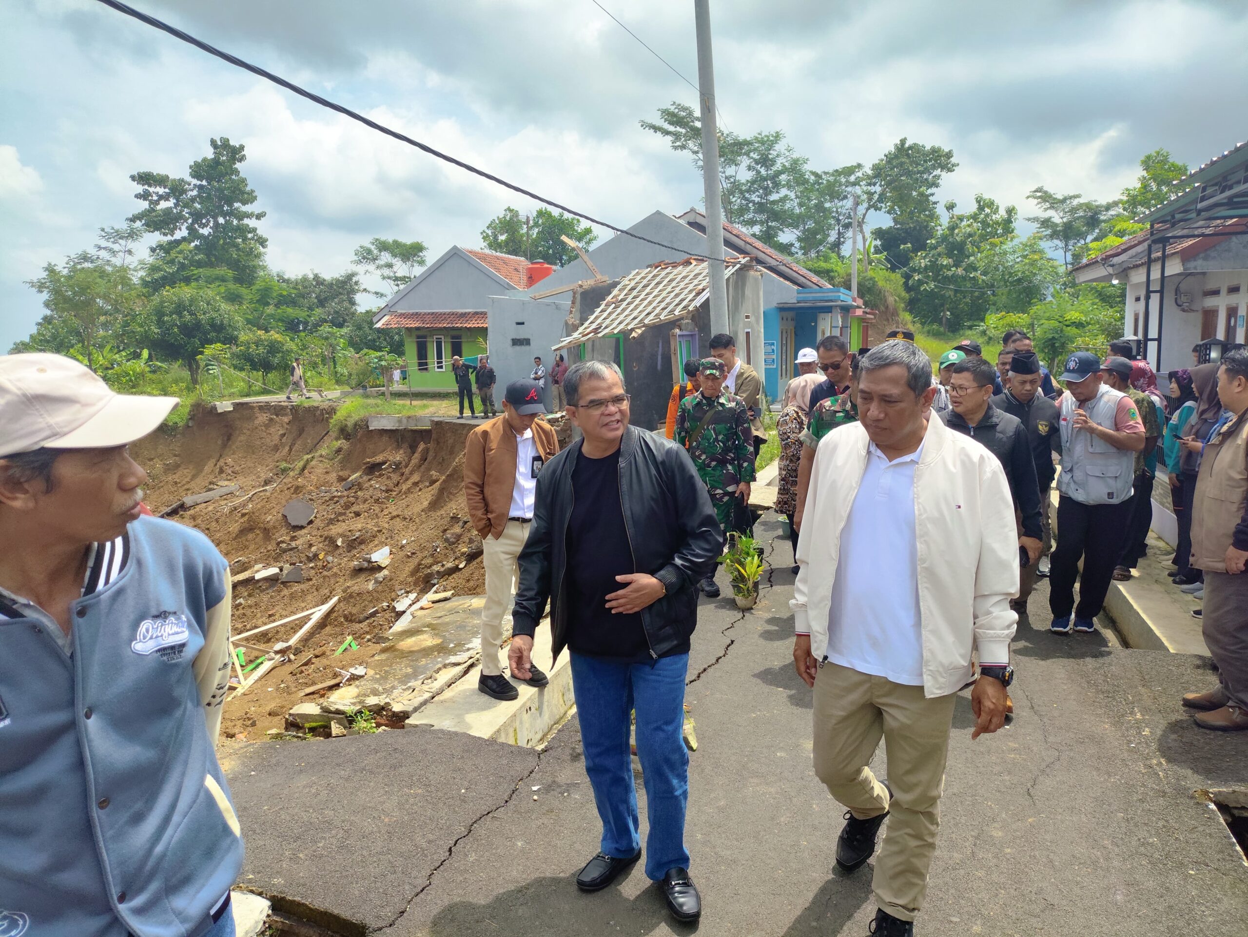 Rokhmat Ardiyan Pastikan Sebelum Lebaran Rumah Rusak Korban Longsor ...
