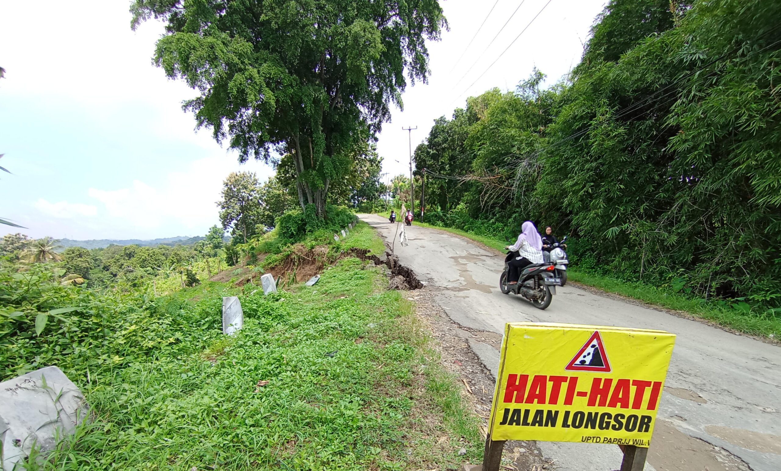 Jalan Longsor Desa Belawa Mulai Ditangani