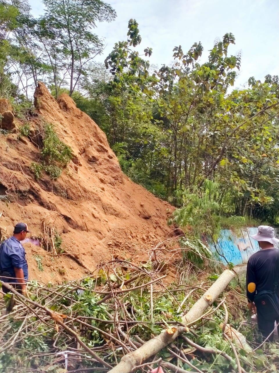 Dihajar Hujan Bertubi-Tubi, Bukit Ajimut Longsor