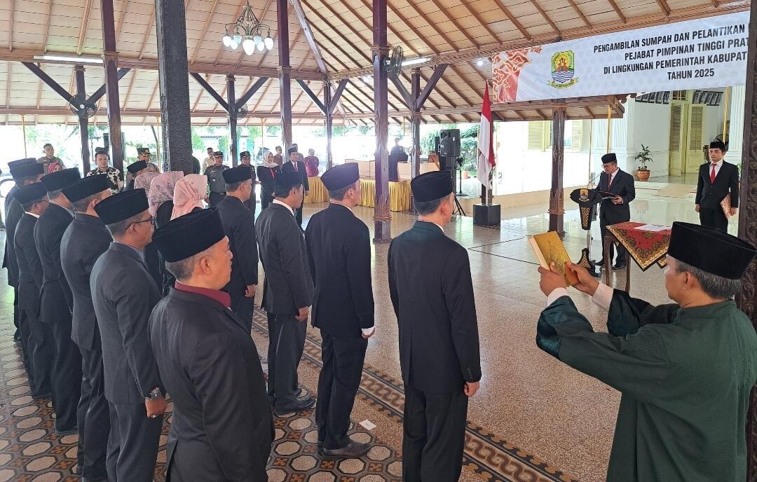 Bupati Imron Lantik 16 Pejabat Eselon II, Berikut Nama-namanya