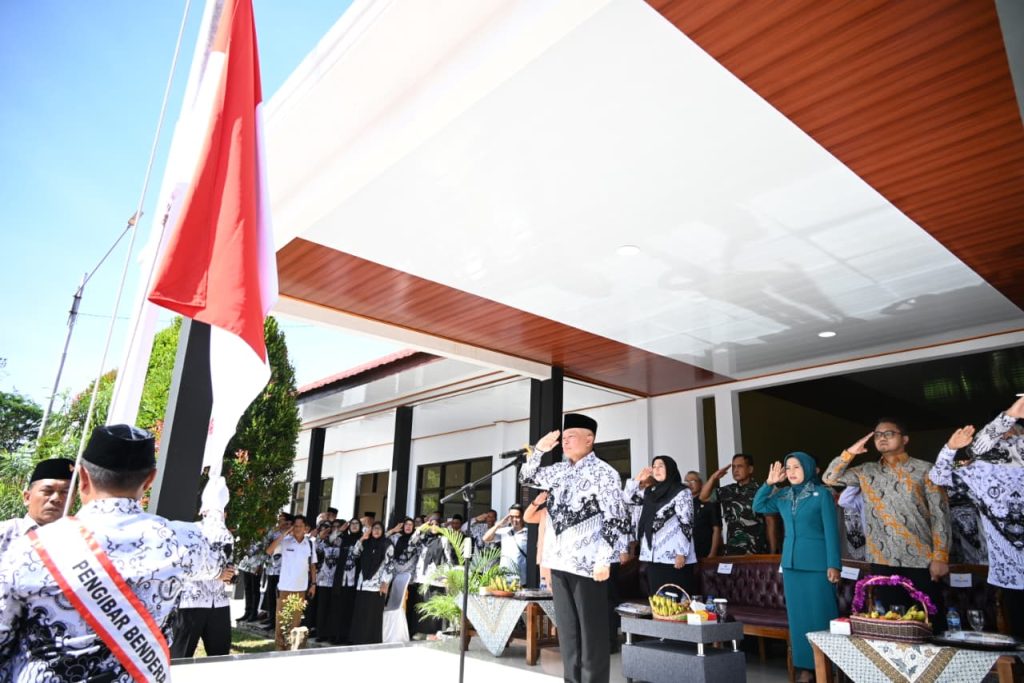 Bupati Kuningan Pimpin Upacara Hari Guru Nasional 2025 di SMAN 1 Luragung